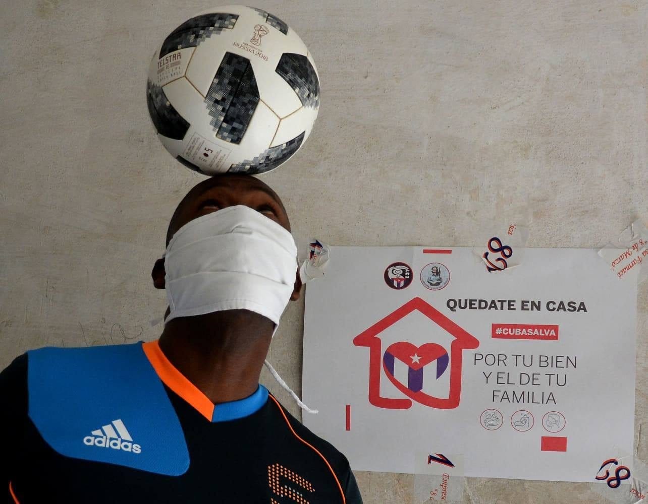 Participa en el concurso de dominio del balón con la cabeza